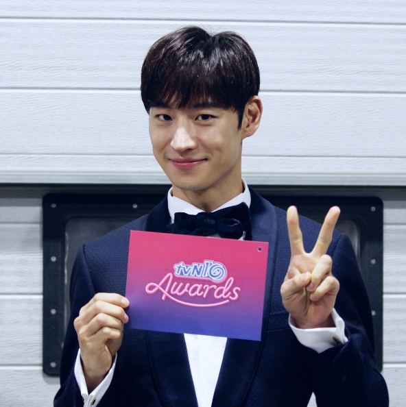 ‘tvN10 어워즈’ 이제훈, 비하인드 컷 '잘생긴 외모는 기본'-비즈엔터