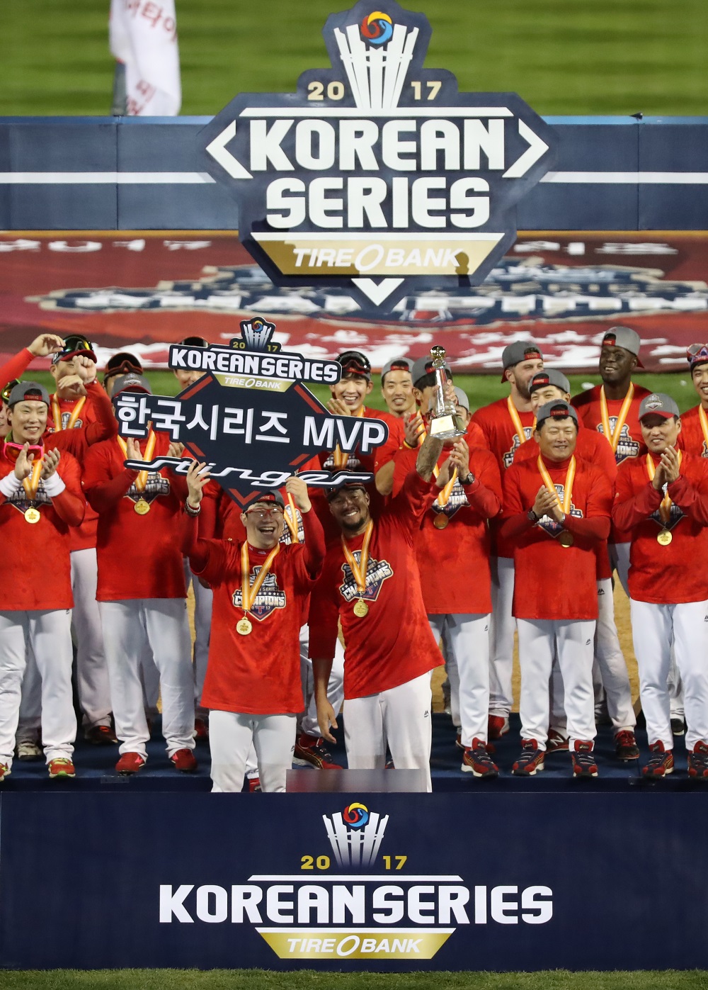 [한국시리즈] KIA, 두산 꺾고 우승 'V11'…MVP 양현종 "내년에도 KIA 유니폼 입고 싶다" - 이투데이
