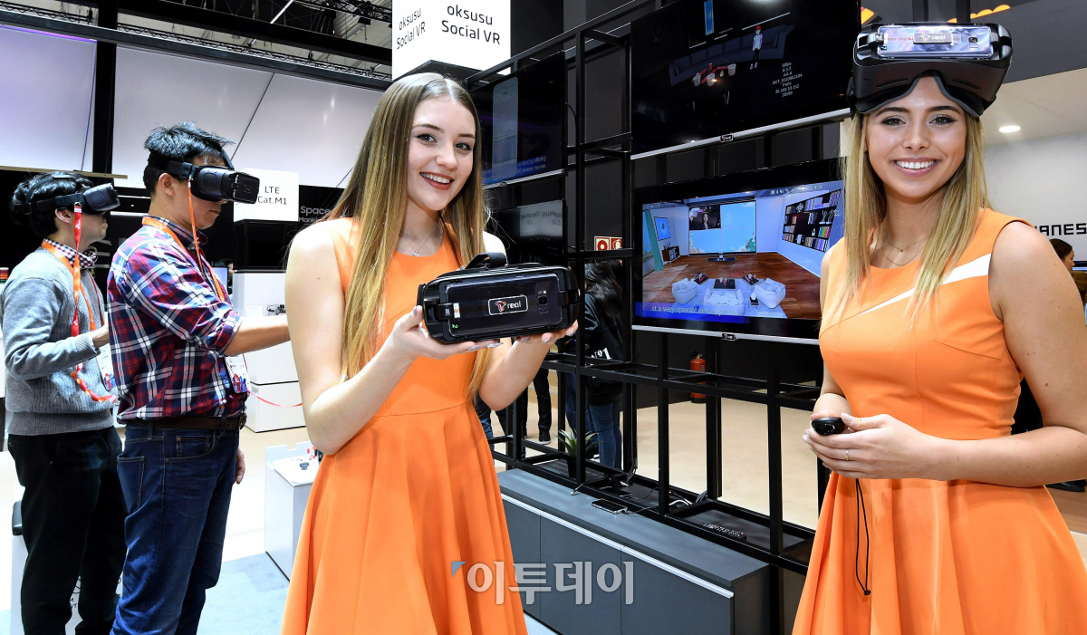 [포토] MWC2018, SK텔레콤 '옥수수 소셜 VR 재밌네' - 이투데이