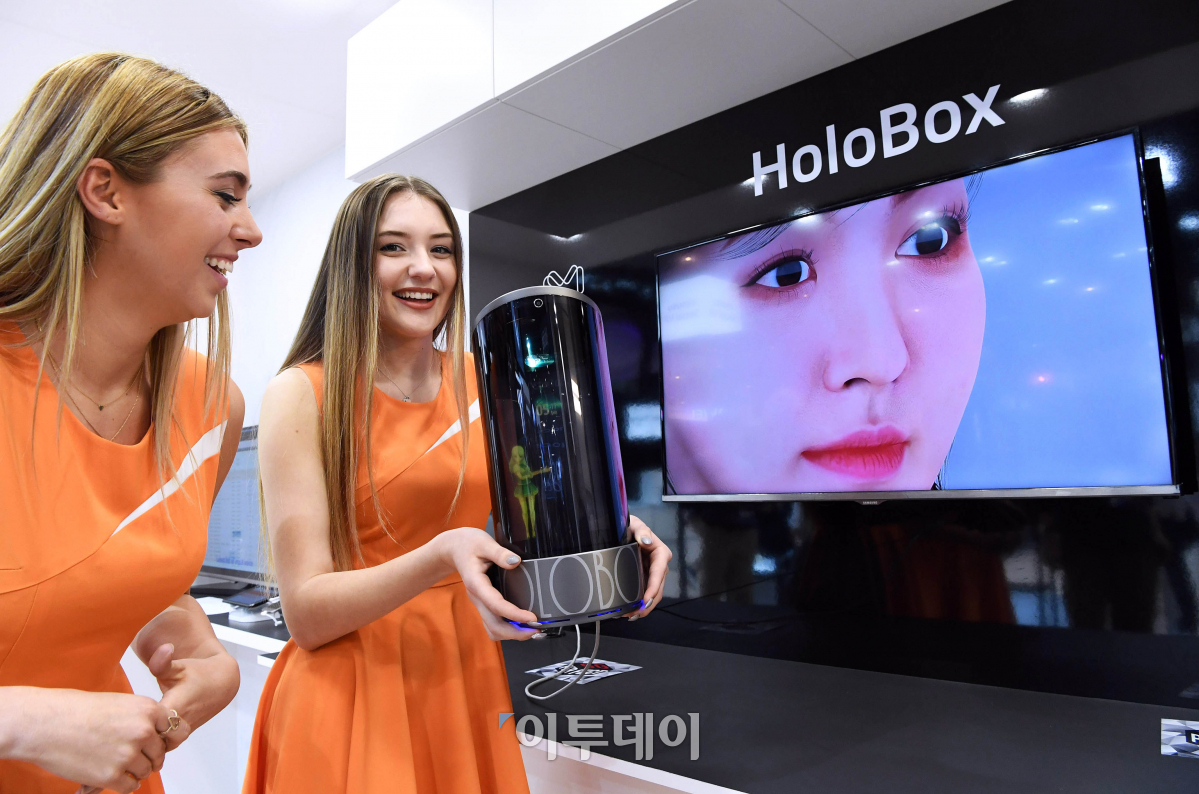 [포토] MWC2018, SK텔레콤 '홀로박스 어때?' - 이투데이