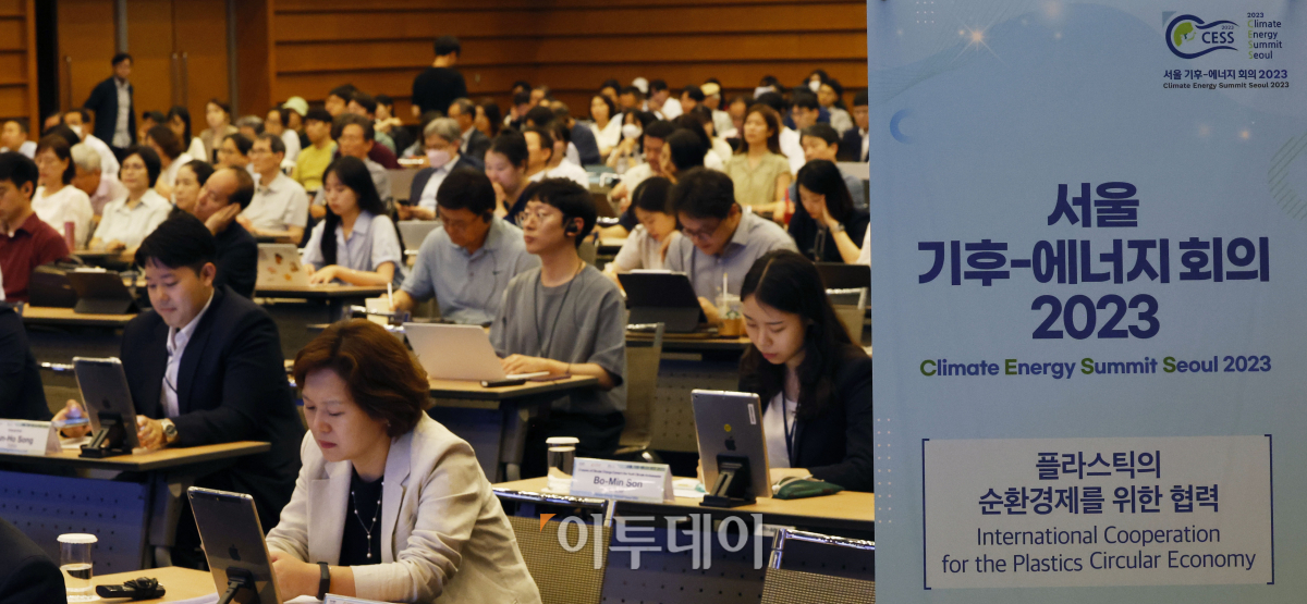 [포토] 'CESS 2023' 패널 발표 듣는 참석자들 - 이투데이