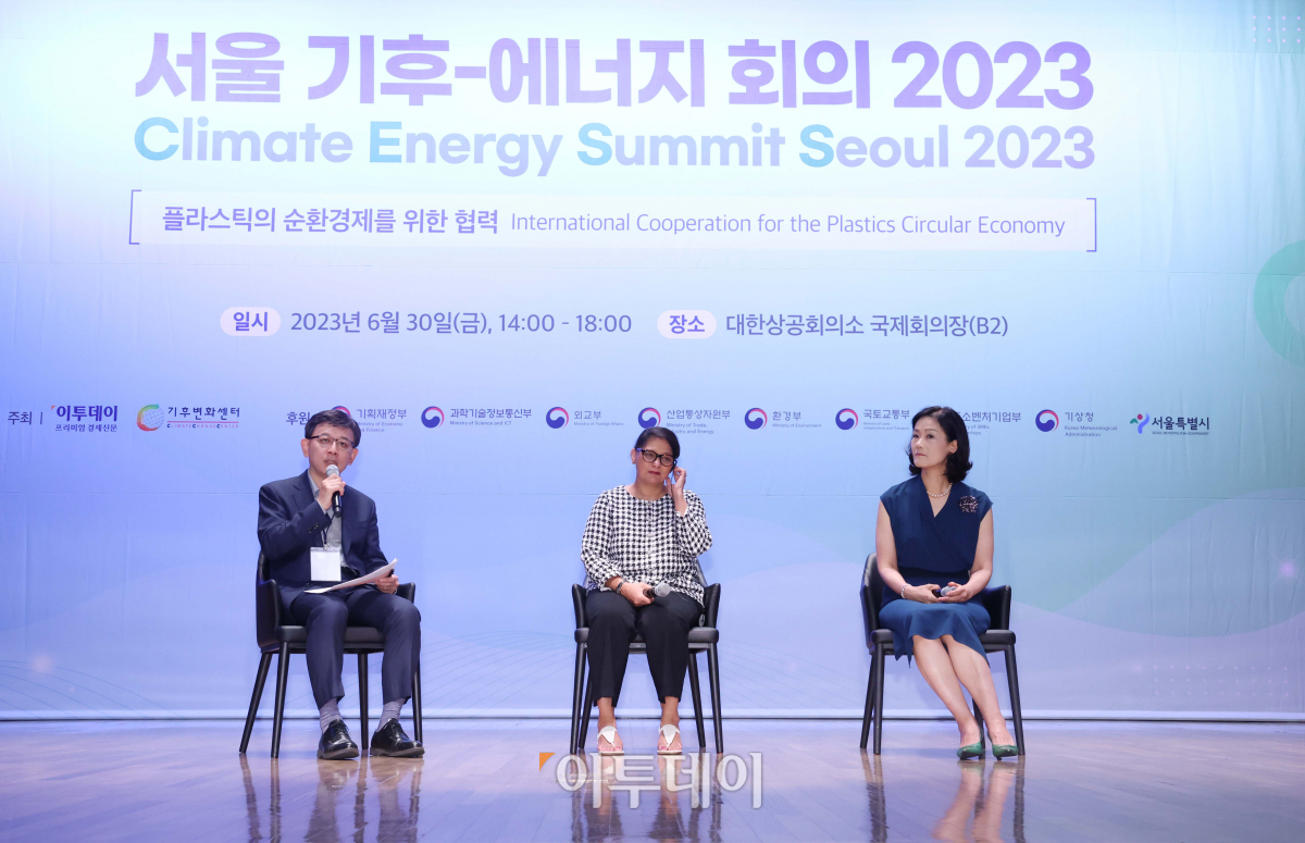 [포토] ‘CESS 2023’ 토론 진행하는 박호정 교수 - 이투데이