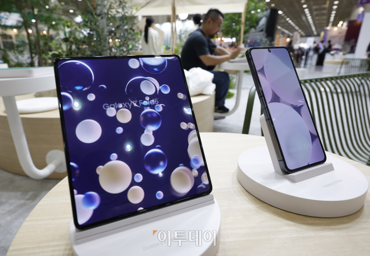 [포토] '한국전자전' 개막, 부스 살펴보는 관람객들 - 이투데이