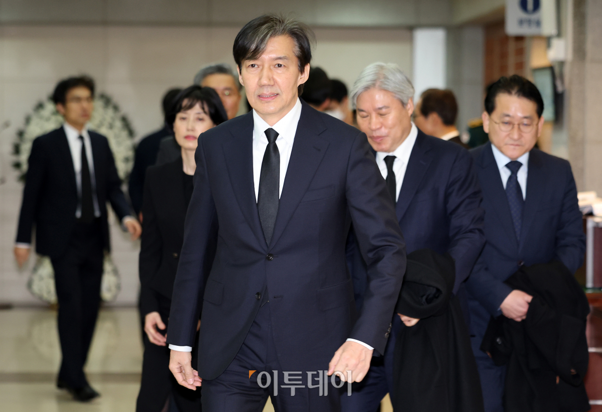 [포토] 故 김영삼 전 대통령 부인 손명순 여사의 빈소 찾은 조국 대표 - 이투데이