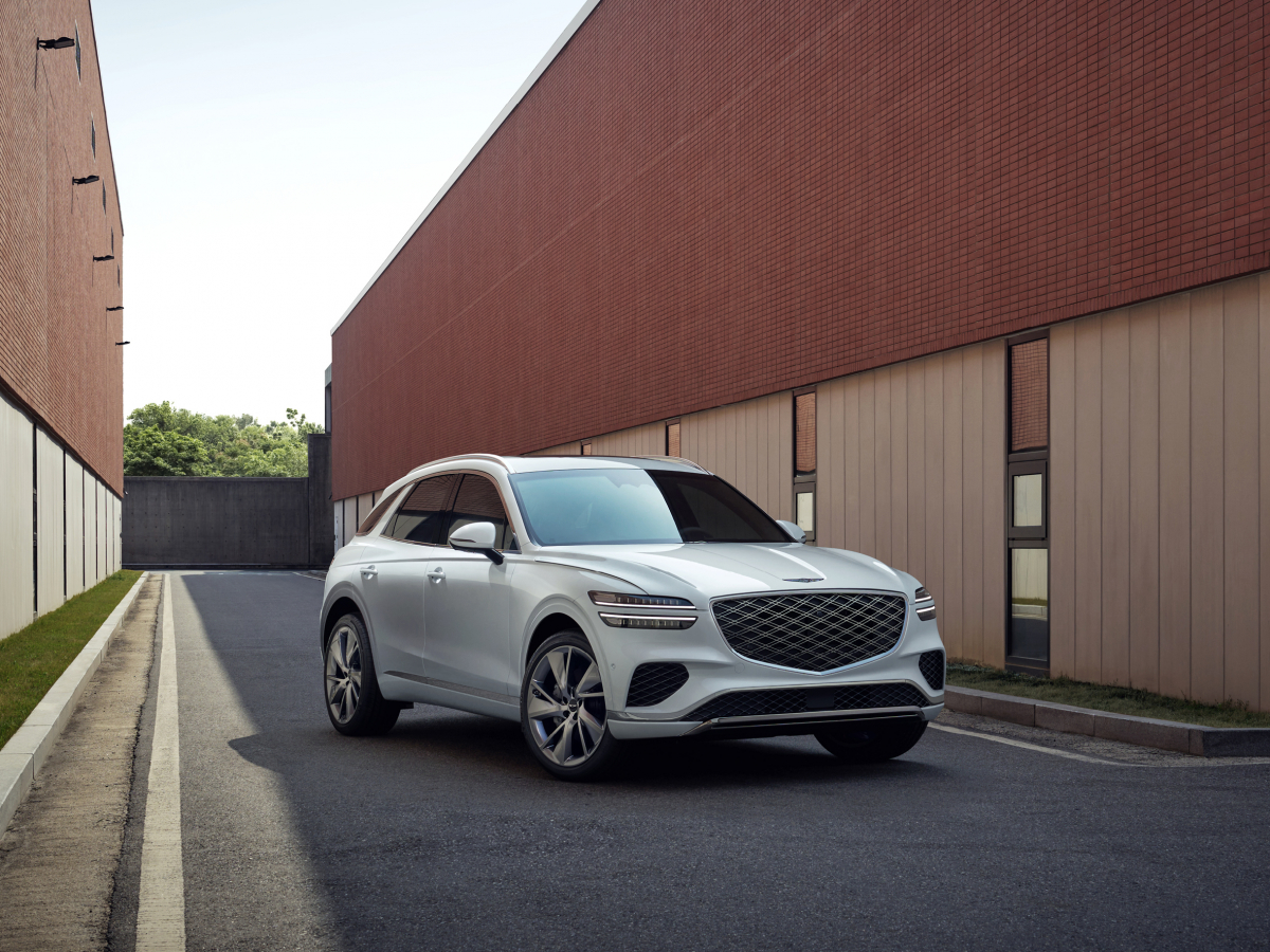 제네시스, GV70 부분변경 모델 디자인 공개…스포츠 패키지 추가 - 이투데이