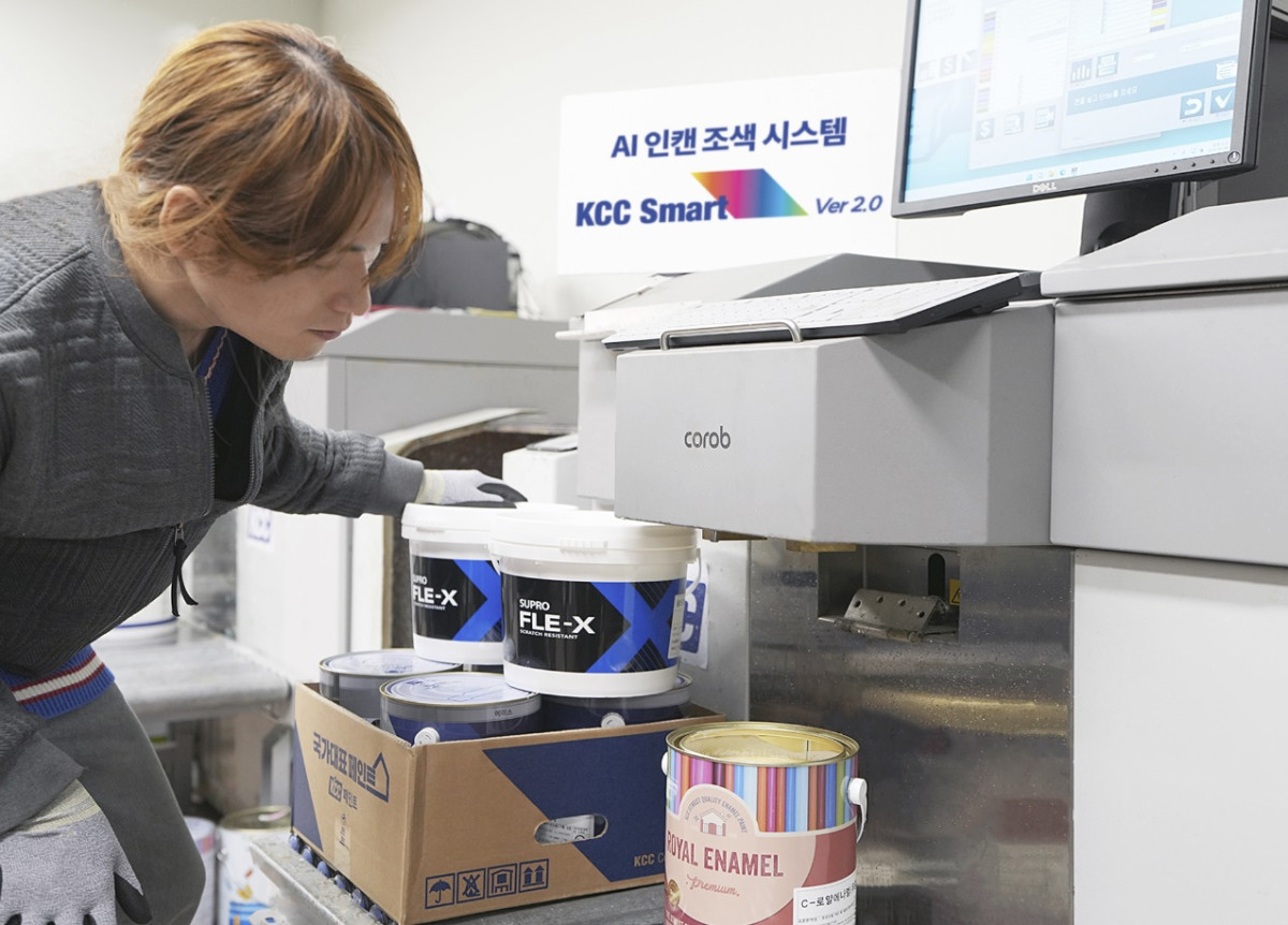 원하는 색을 5분만에 구현…KCC, 'AI인캔 조색 시스템' 상용화 - 이투데이