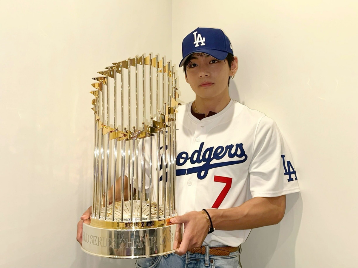 BTS 뷔 시구, MLB 중계진도 극찬⋯“당장 계약할 만큼 멋진 변화구” - 이투데이