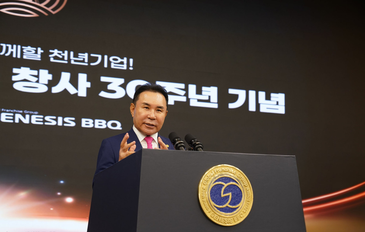 윤홍근 제너시스BBQ 회장 “2030년, 전 세계에 5만개 매장 열겠다” - 이투데이