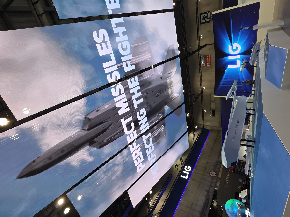 LIG넥스원, 아덱스서 KF-21 무장체계 최초 공개…“방산수출 모멘텀 이어간다” - 이투데이