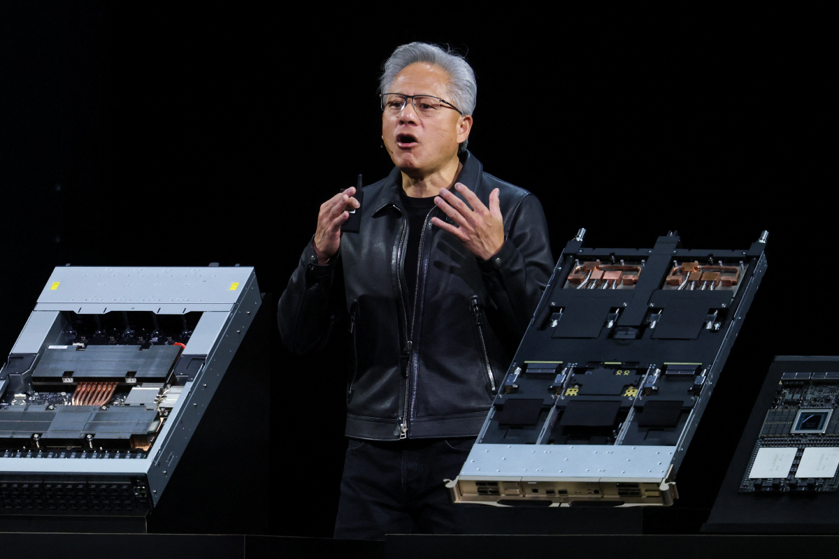 젠슨 황, 韓 기업과 협업 예고…삼성·현대·SK·네이버에 AI 칩 공급 [경주 APEC] - 이투데이